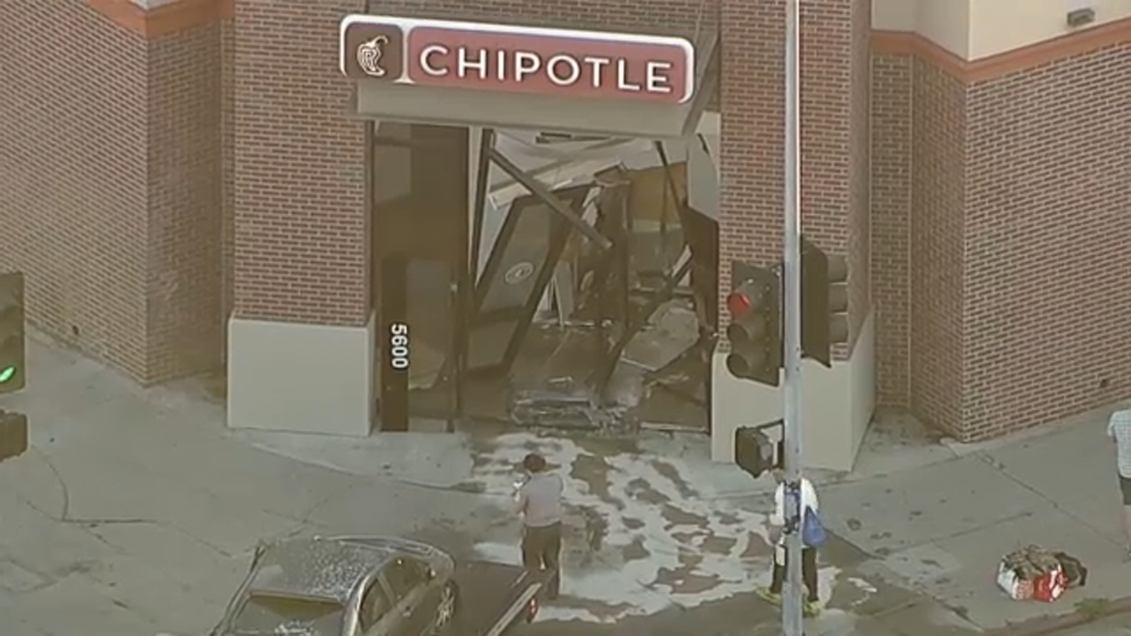 Vehículo se estrella contra un restaurante Chipotle en Van Nuys - ABC7 ...
