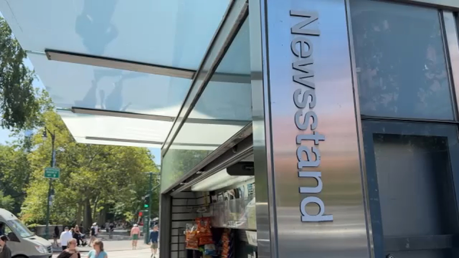 NYC crime: Burglars robbed a Manhattan newsstand then jumped on a bus ...