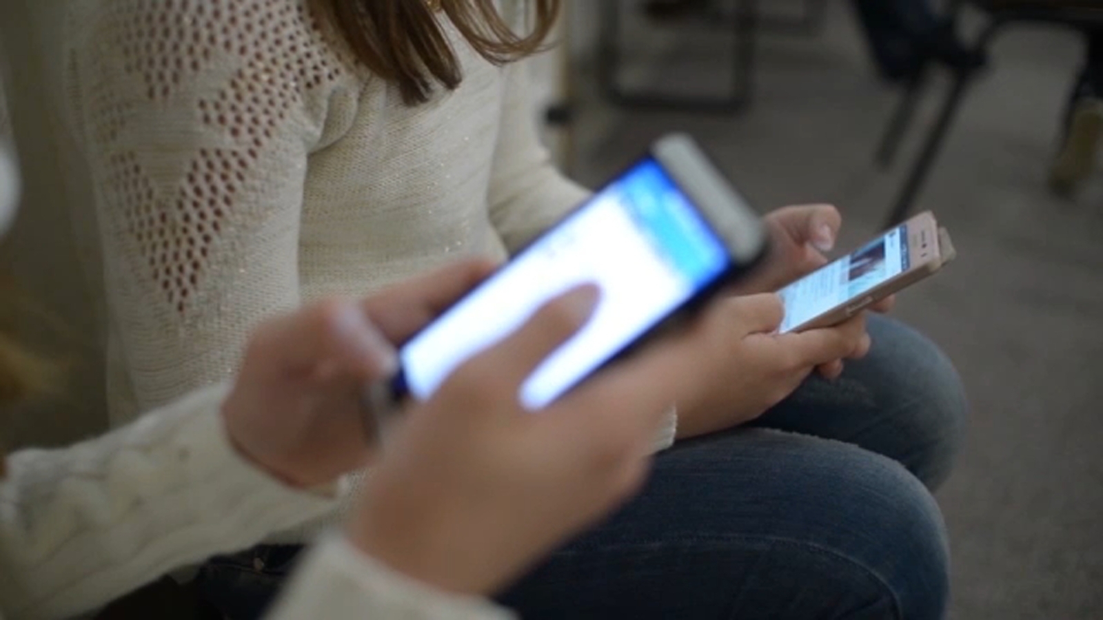 Cellphone ban: California passes bill requiring schools to ban or limit ...