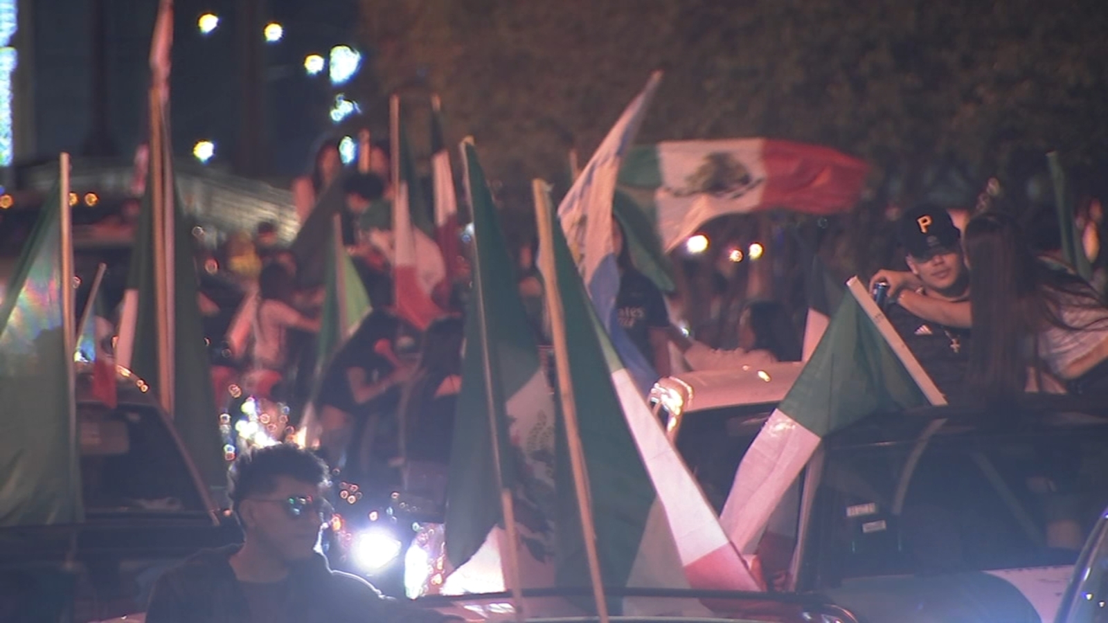 Mexican Independence Day revelers block Chicago traffic in the Loop on ...