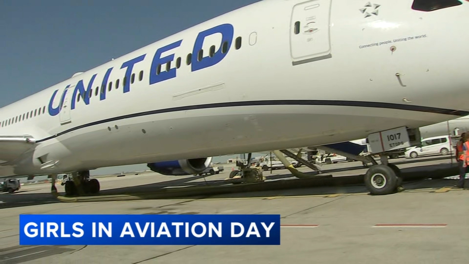 United Airlines gives students behind-the-scenes view of aviation ...