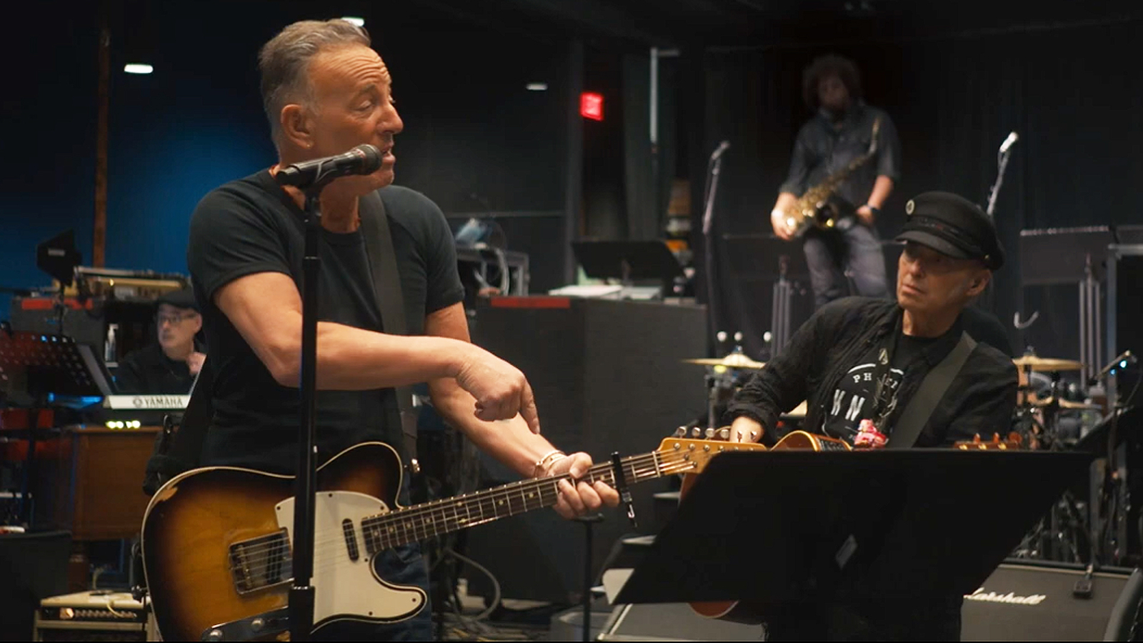 Bruce Springsteen takes you behind the curtain in a new concert ...