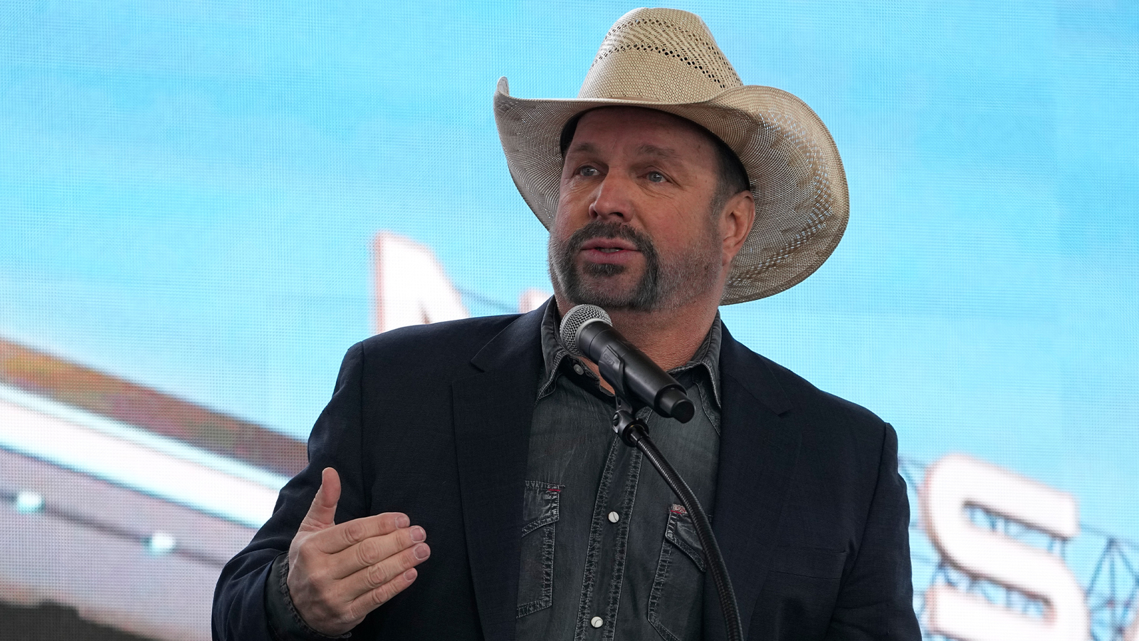 Garth Brooks accused of sexual assault, battery in lawsuit from hair ...
