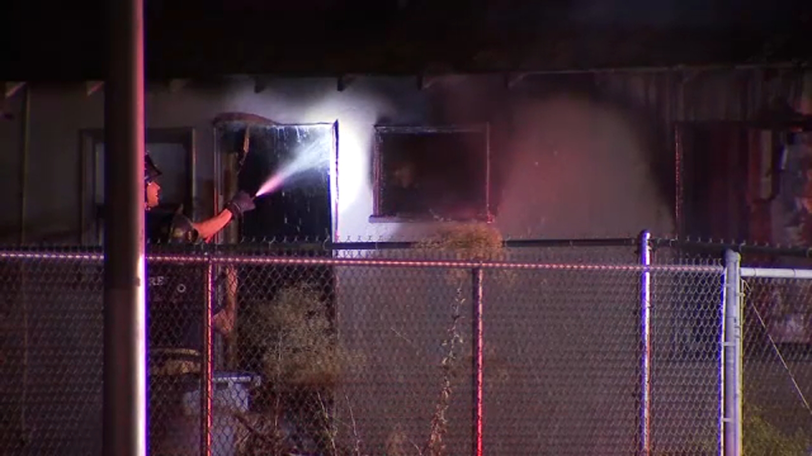 7 displaced after fire breaks out at central Fresno apartment complex - ABC30 Fresno