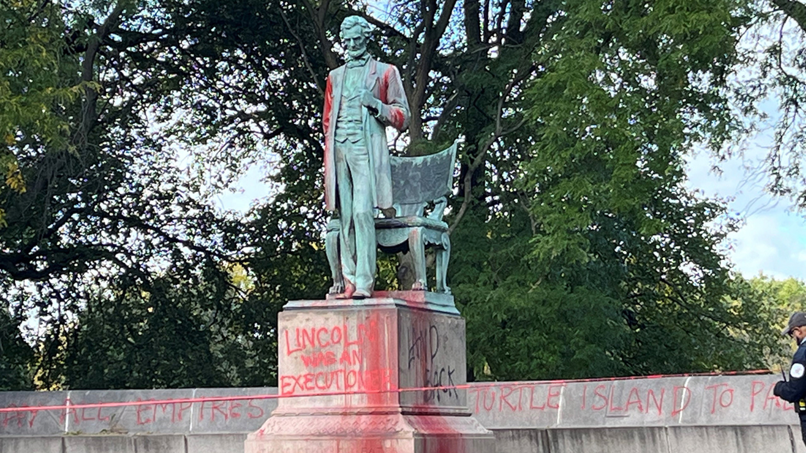 Chicago crime: Abraham Lincoln monument vandalized in Lincoln Park ...