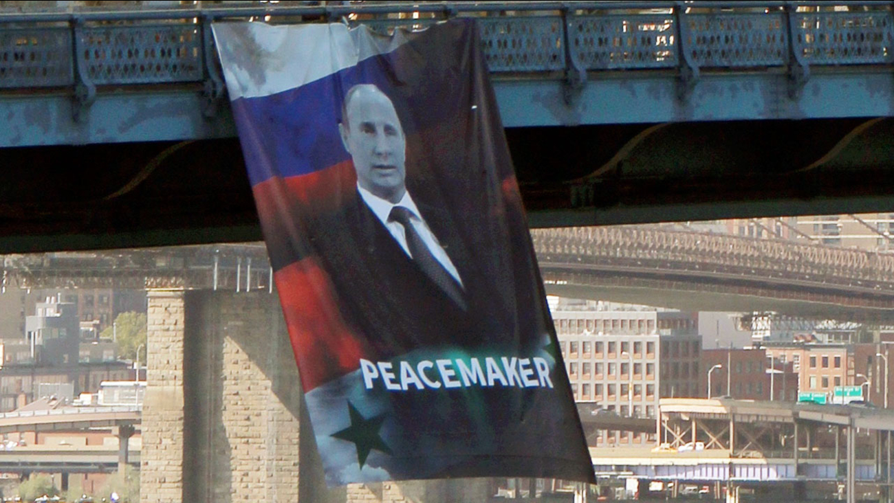 Banner With Image Of Putin Hung From Nyc Bridge Abc13 Houston