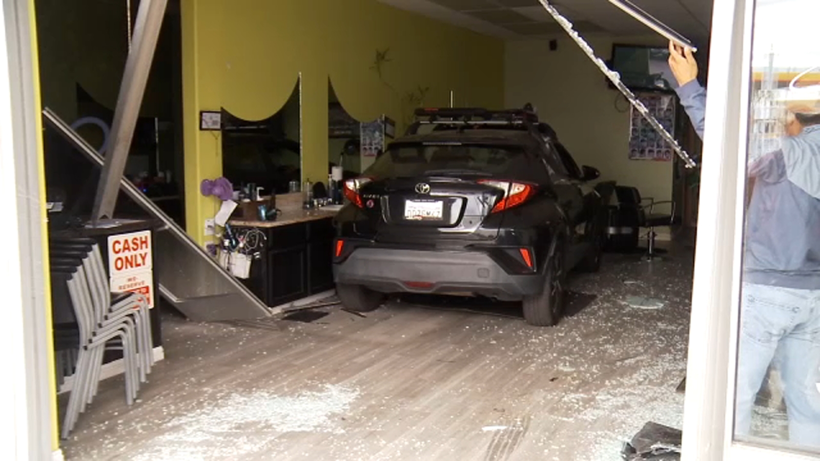 Car crashes into salon in southeast Fresno, police say - ABC30 Fresno