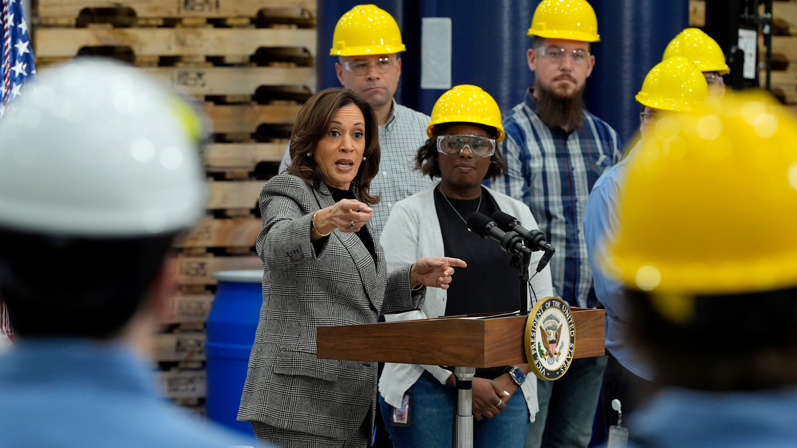 Harris touts CHIPS Act as she tours semiconductor facility - ABC30 Fresno