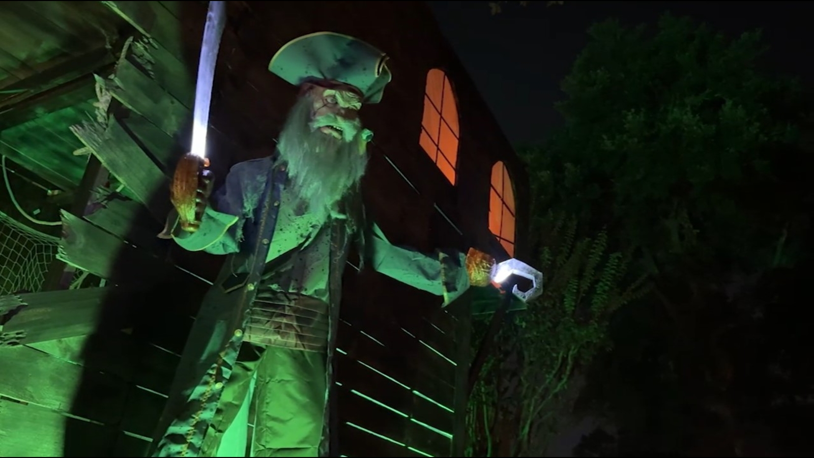 Couple builds towering 40-foot tall pirate ship in front yard - ABC7 ...