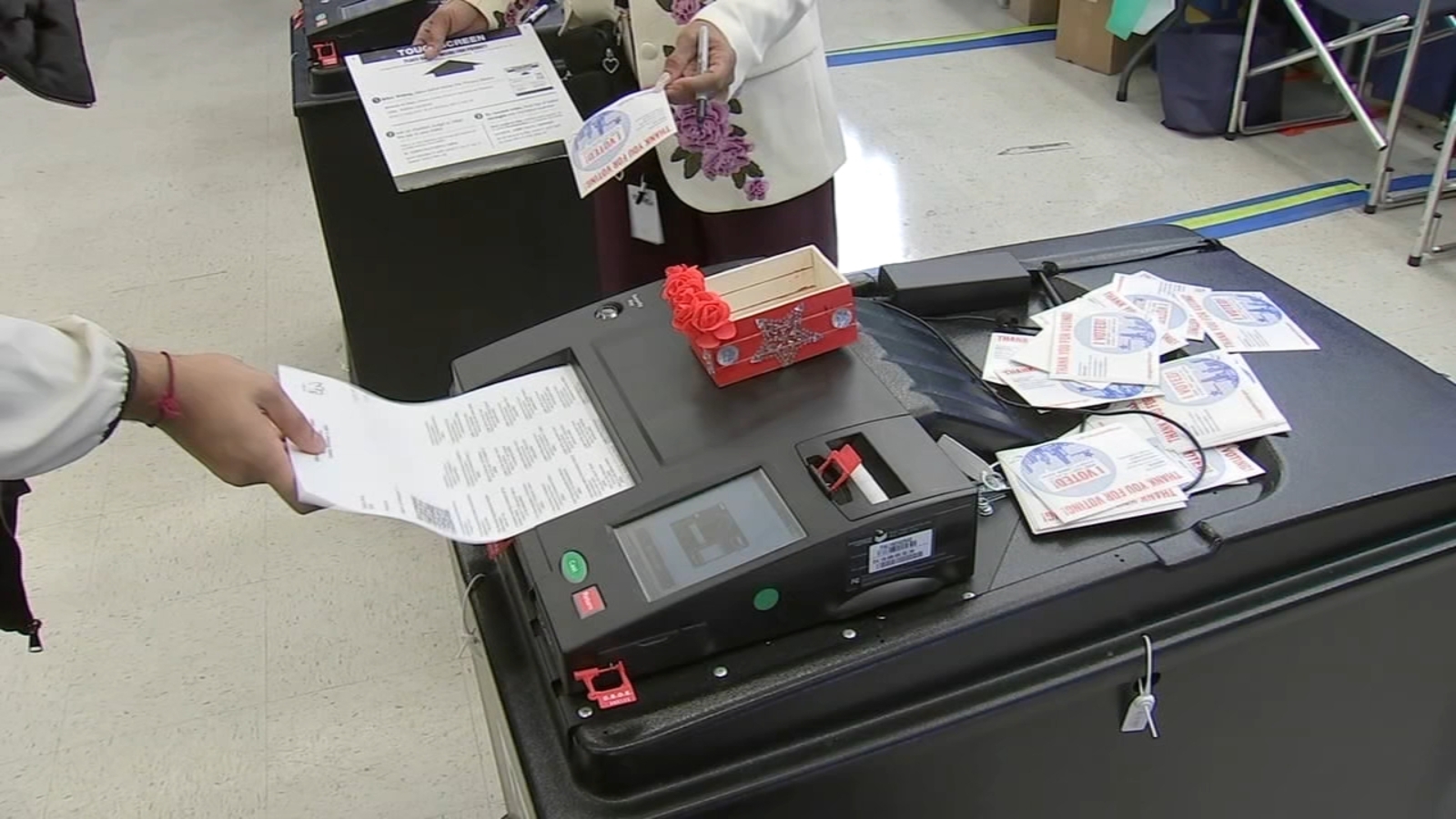 Early vote Chicago: Determined voters wait in hours-long lines to cast ...