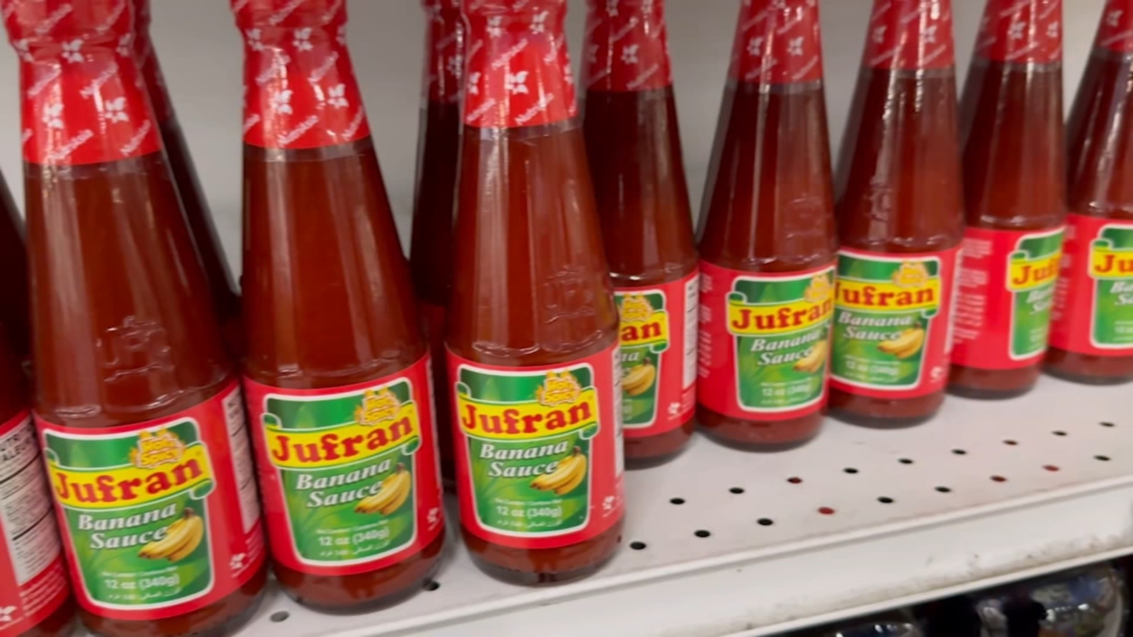 Ang sikat na Filipino banana ketchup sauce na ipinagbawal ng FDA, na nagdulot ng kakulangan sa ...