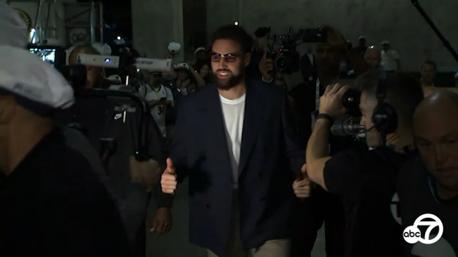 Klay Thompson greeted at Chase Center by Warriors staff in captain hats ...