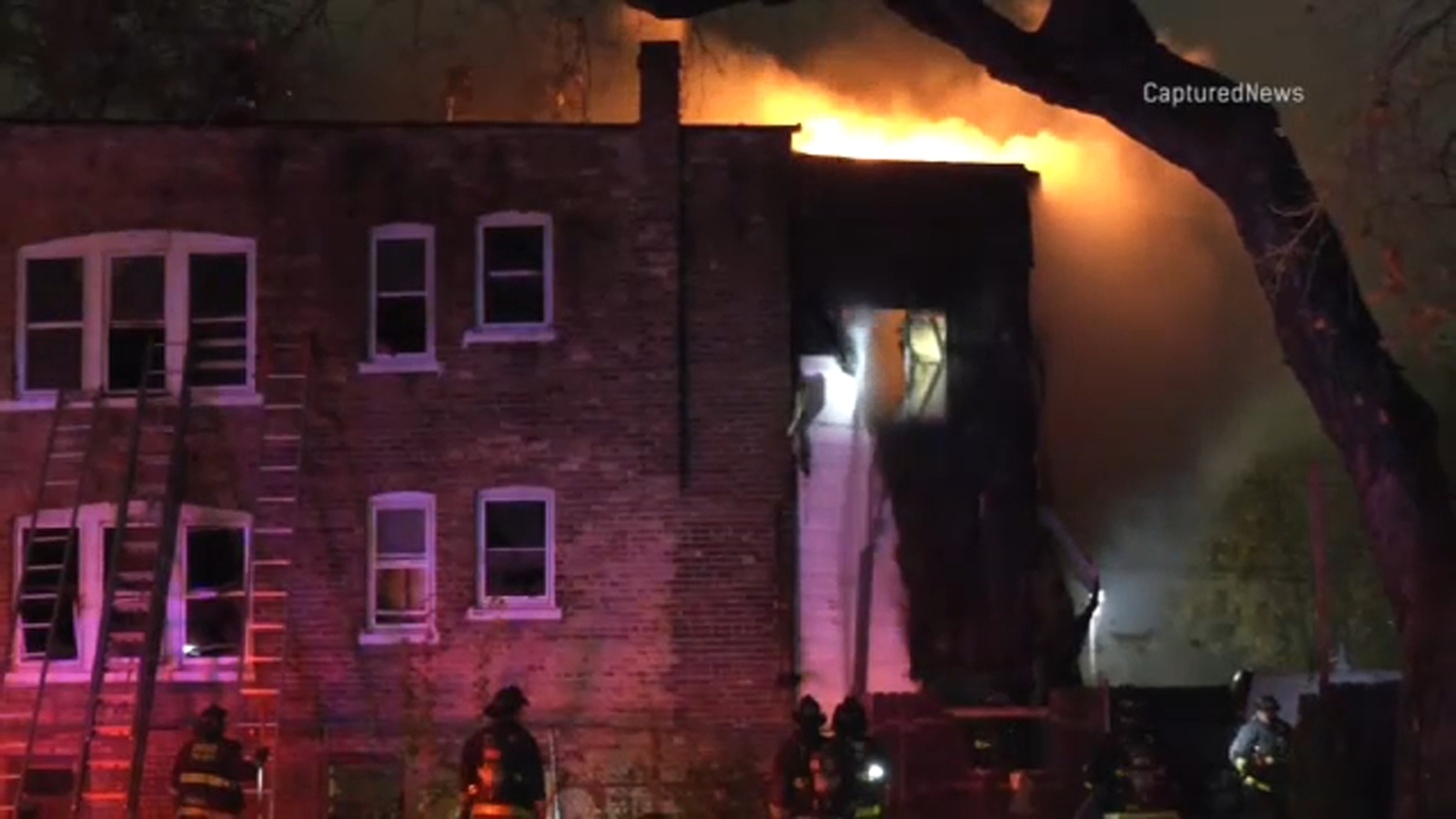 Chicago police investigating after 3 injured in apartment building fire ...