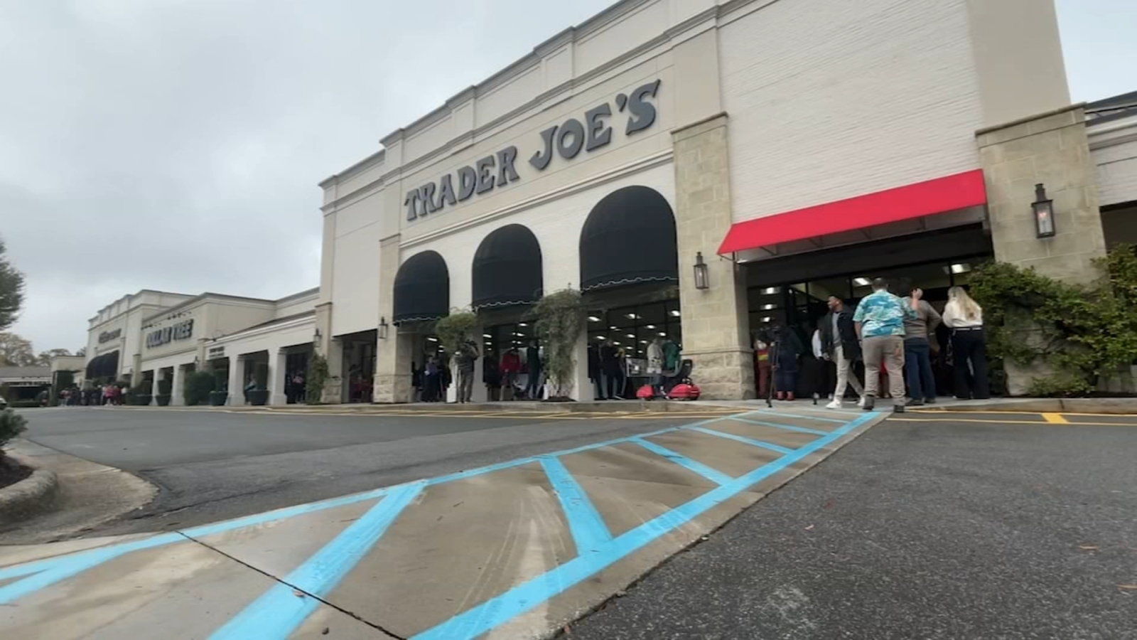 New Trader Joe's Creedmoor Road location opens up in Raleigh - ABC11 Raleigh-Durham