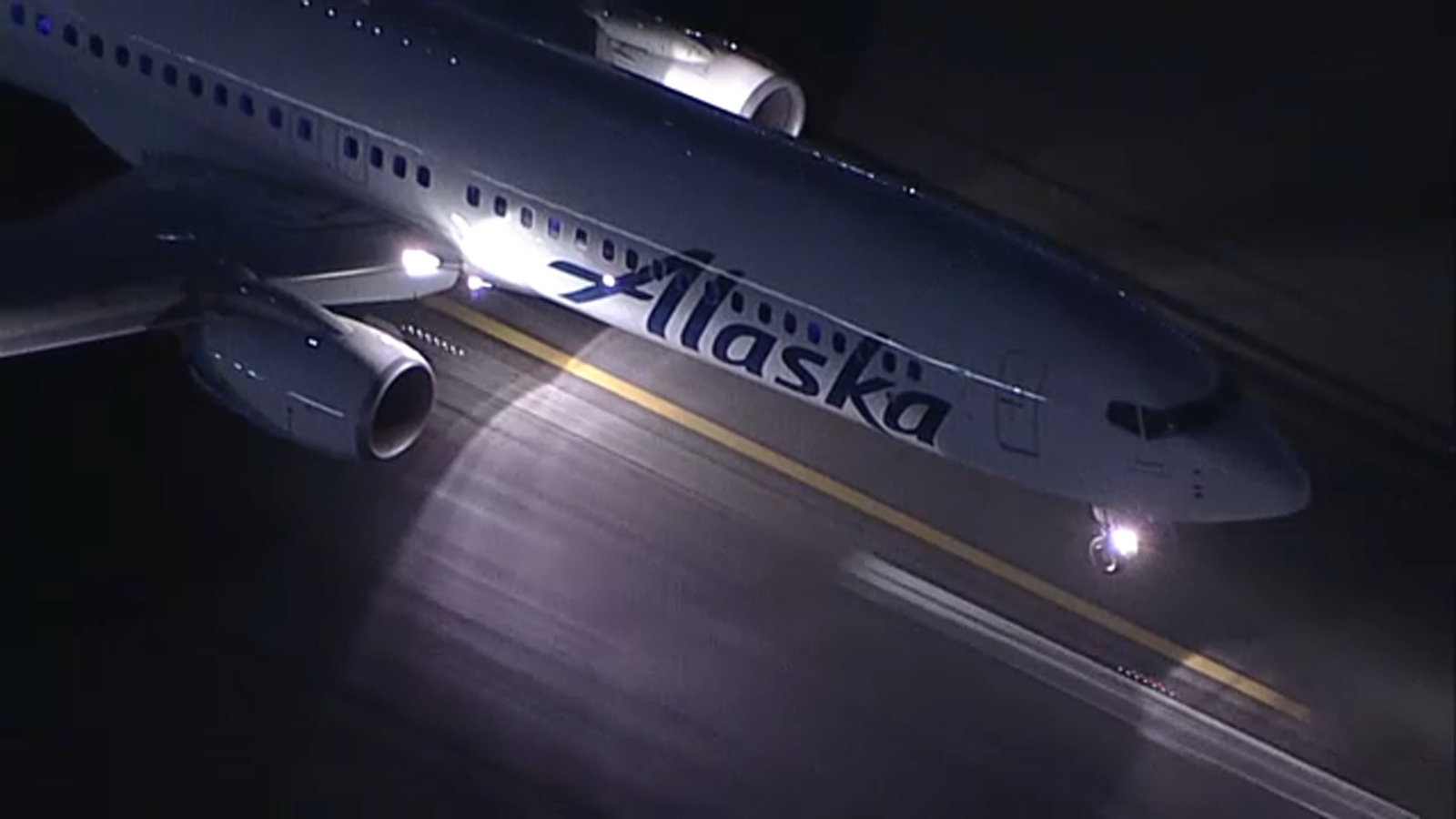 Un avión de Alaska Airlines pierde las ruedas al despegar de Dulles y ...
