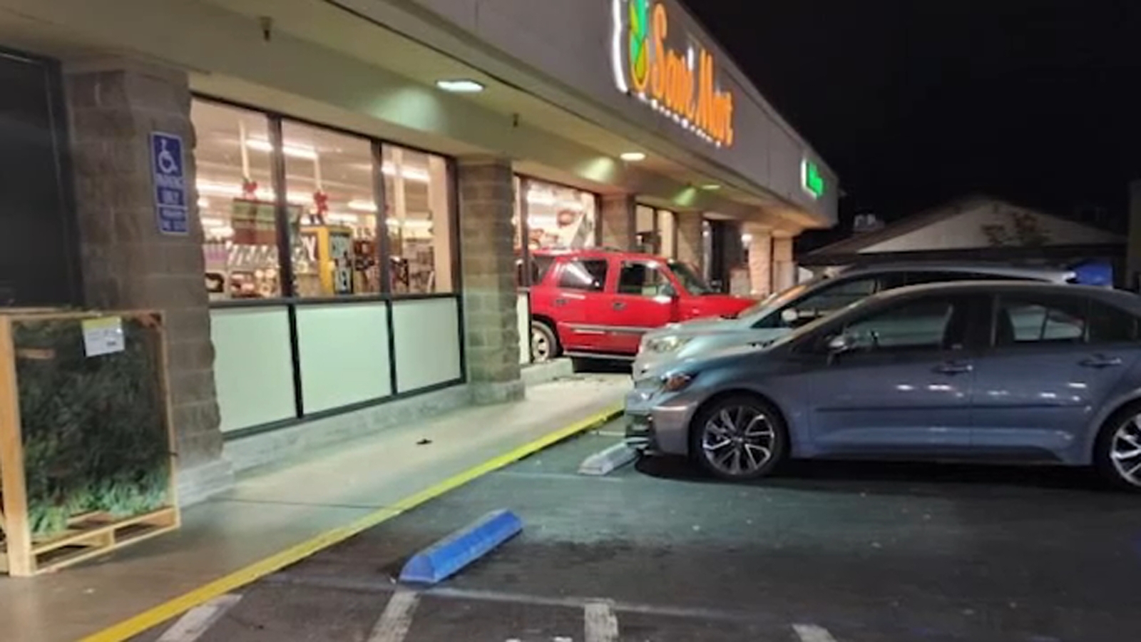 Driver crashes into Save Mart in northwest Fresno, police say - ABC30 Fresno
