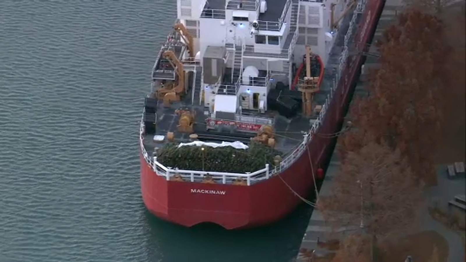 Christmas tree ship Chicago: US Coast Guard Cutter Mackinaw delivers 1 ...