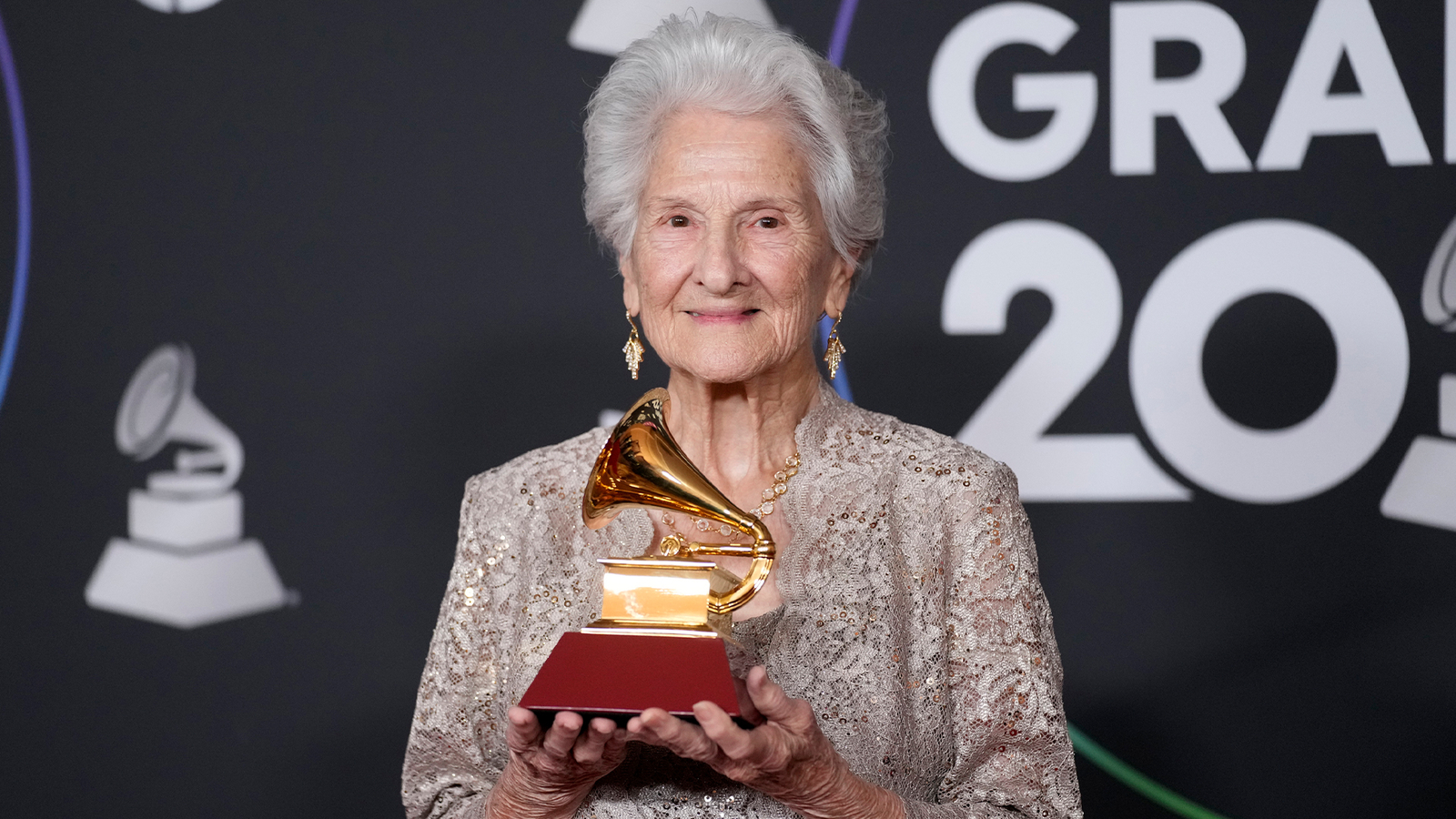 Ángela Álvarez, artista que quebró barreras tras ganar premio Latin ...