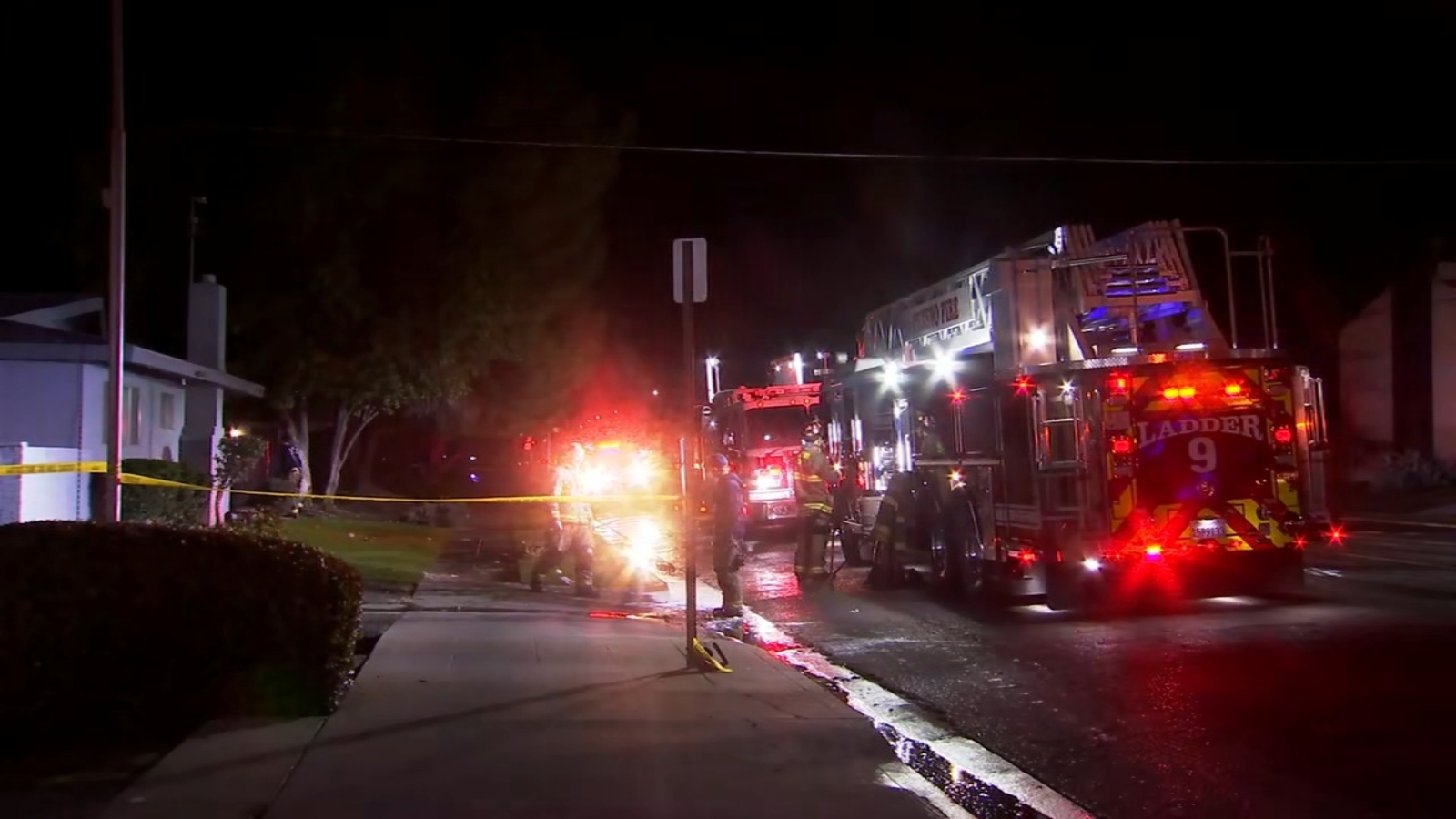 Carport fire threatens central Fresno apartment, displaces 3 residents - ABC30 Fresno