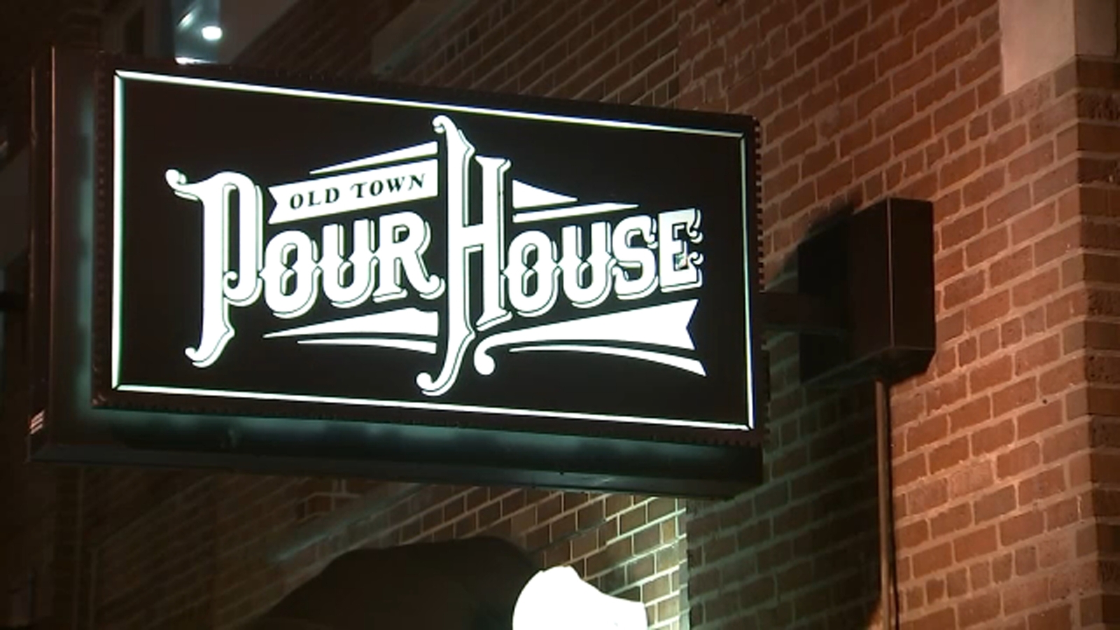 Chicago restaurants: Old Town Pour House to close Near North Side bar ...