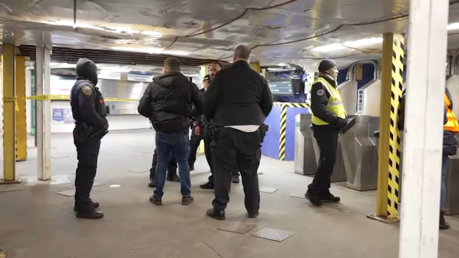 Subway Crime Stabbing At Mta Station In Queens Leaves 1 Dead 1 Hurt