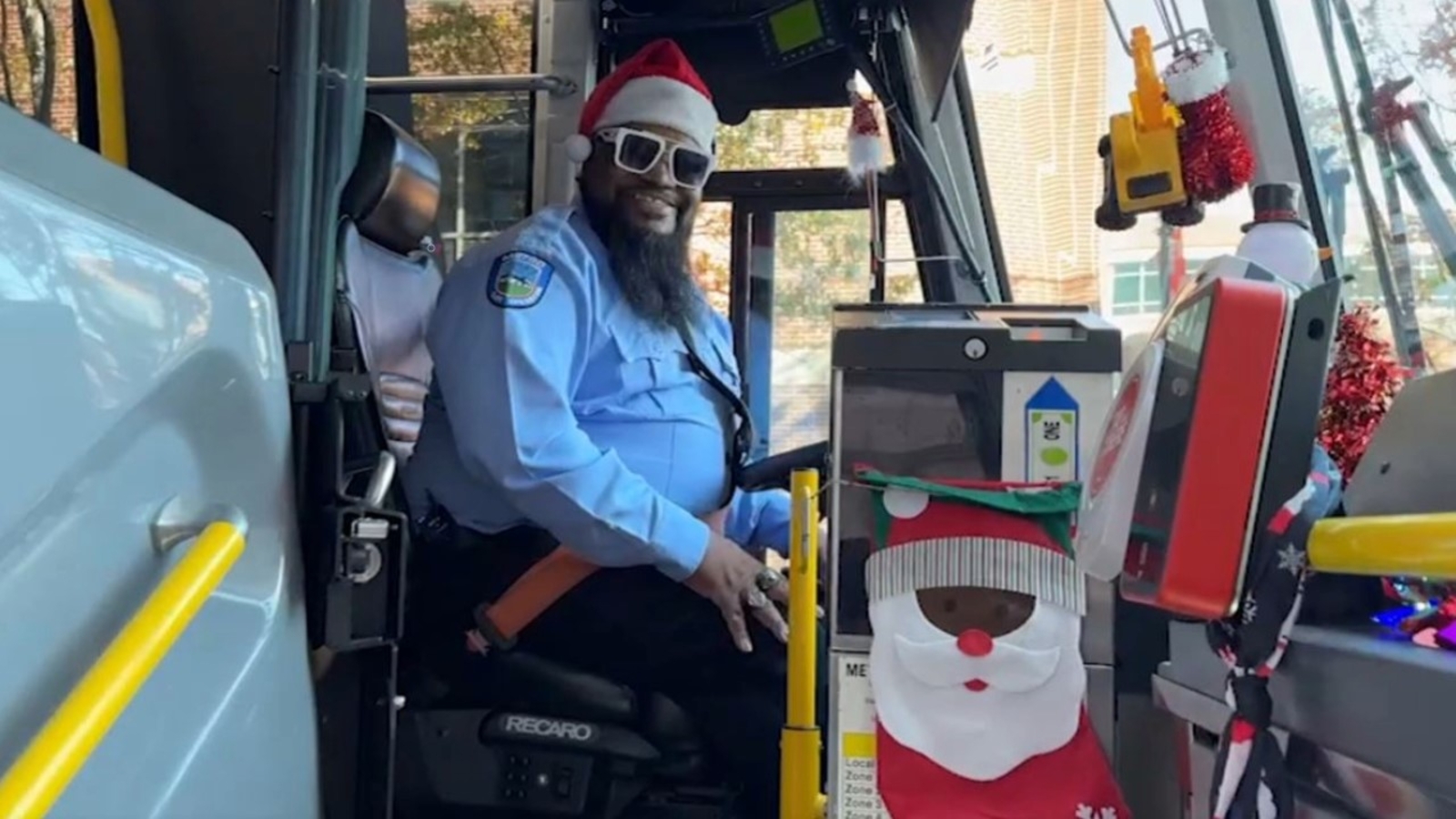 Merry METRO bus driver spreads holiday cheer - ABC13 Houston