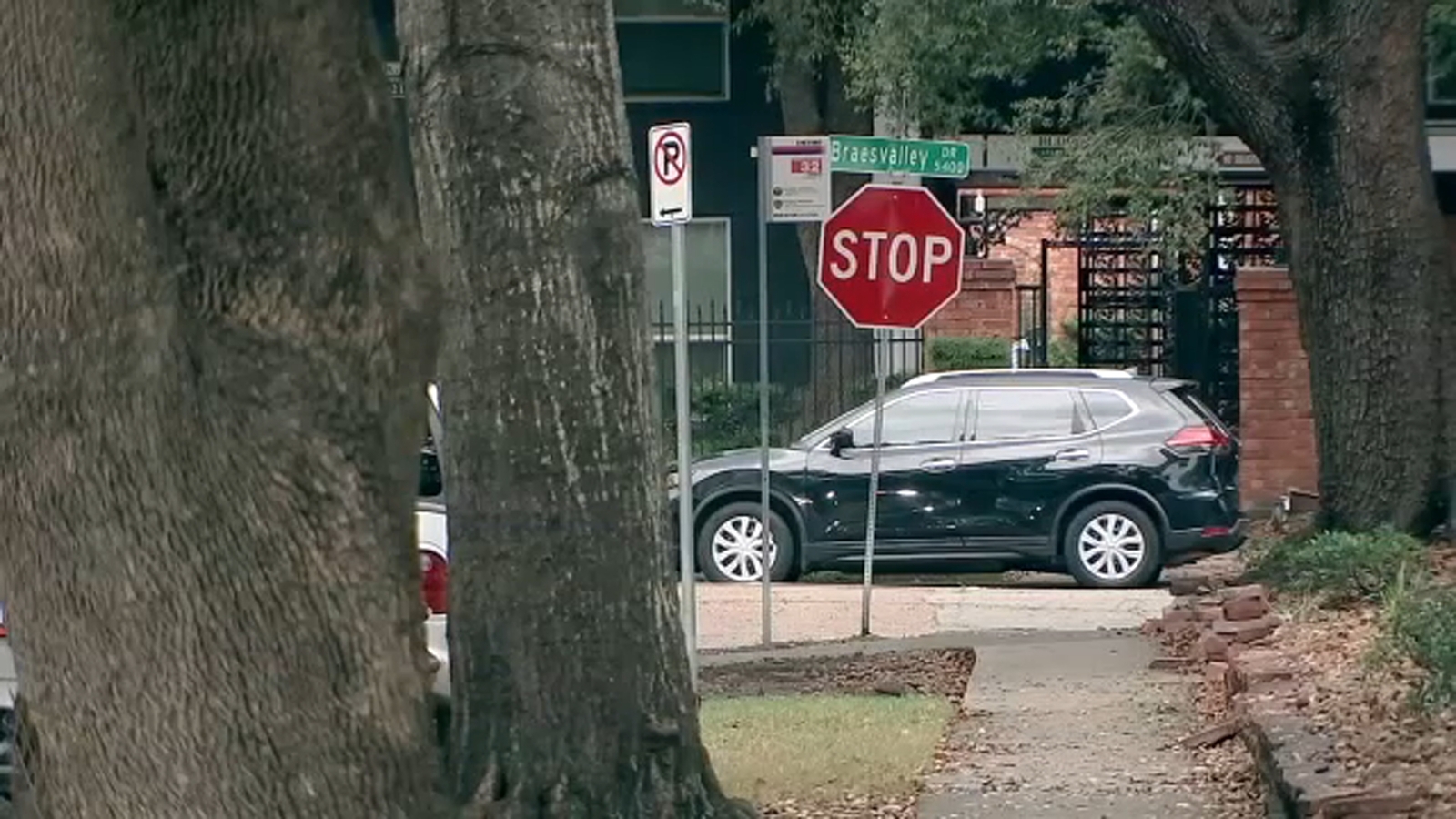 Woman finds 15-year-old shot to death outside of SW Houston apartment ...