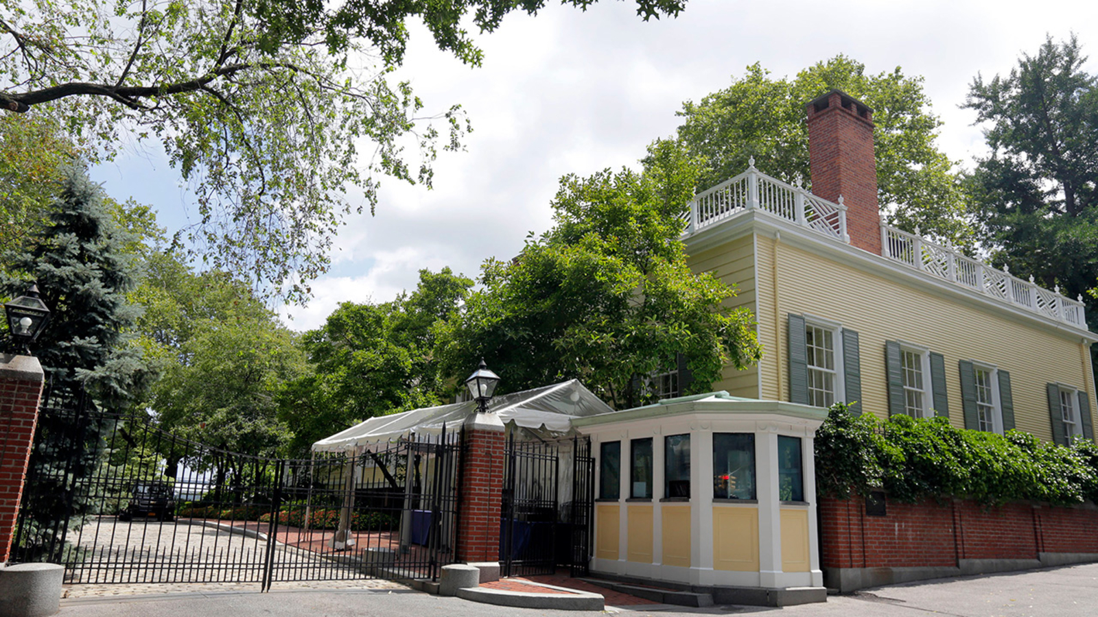 20-year-old man accused of breaking into Gracie Mansion on New Years ...