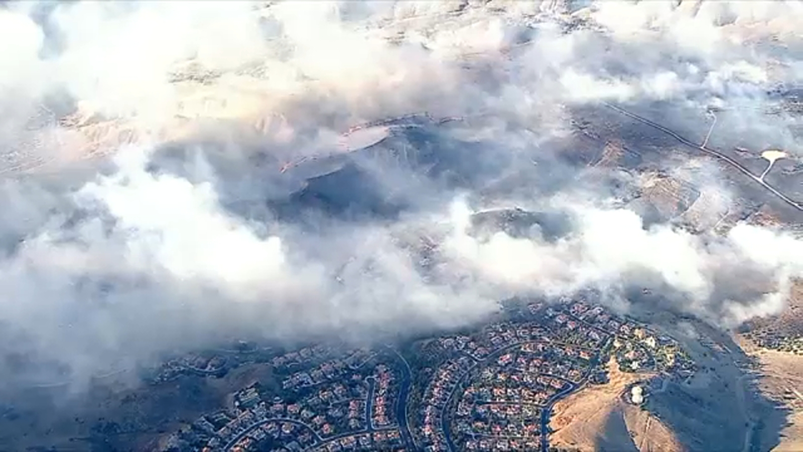 Kenneth Fire in West Hills triggers evacs, expands to 960 acres - ABC7 ...