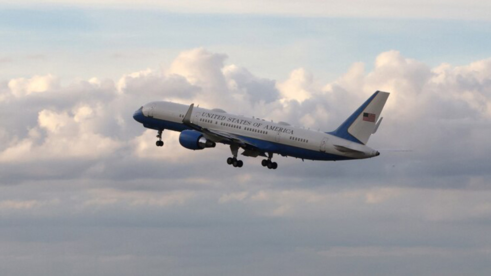 Trump plane takes off - ABC7 Los Angeles