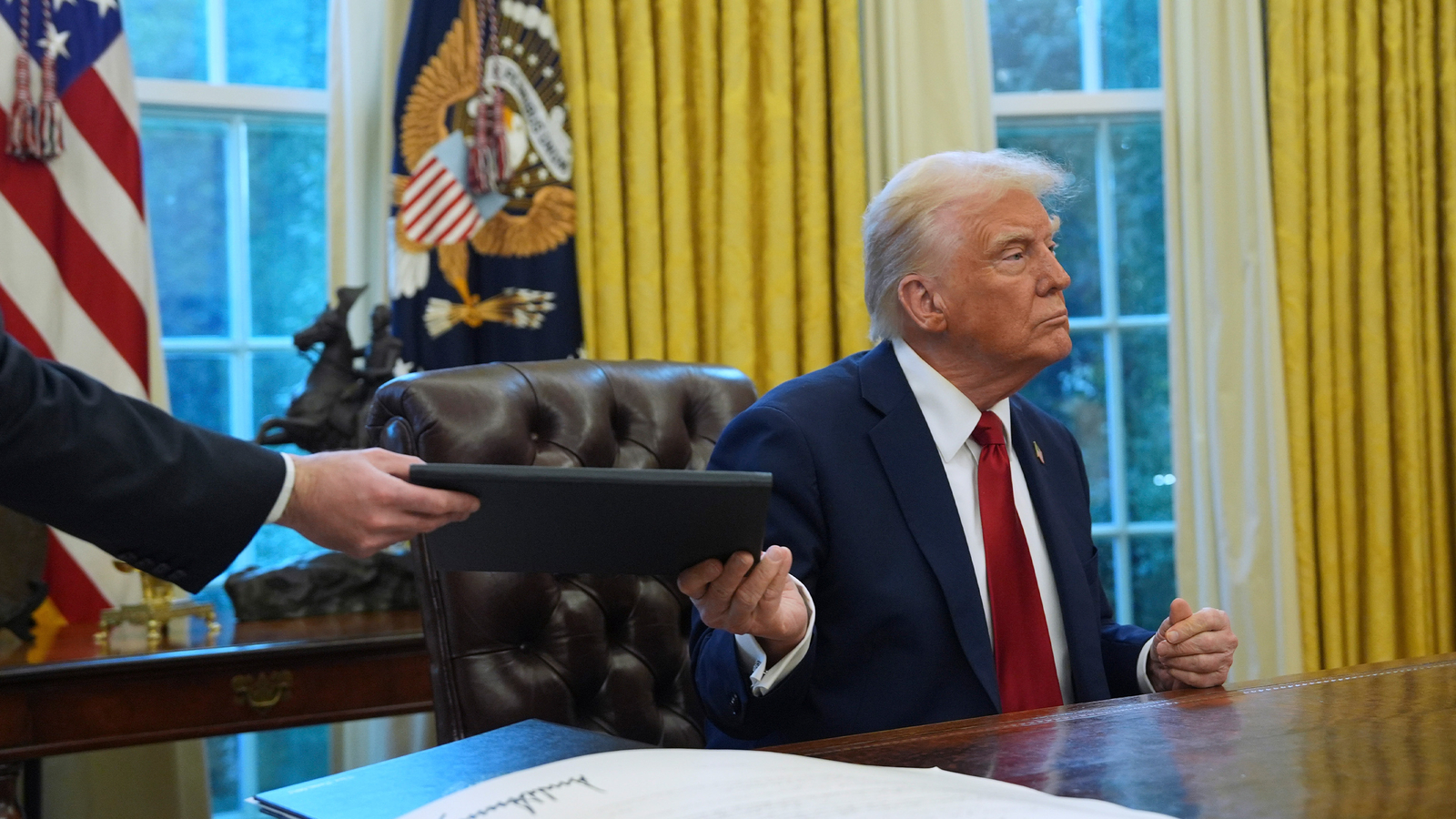 DEI: Federal employees told to remove pronouns from email signatures by ...