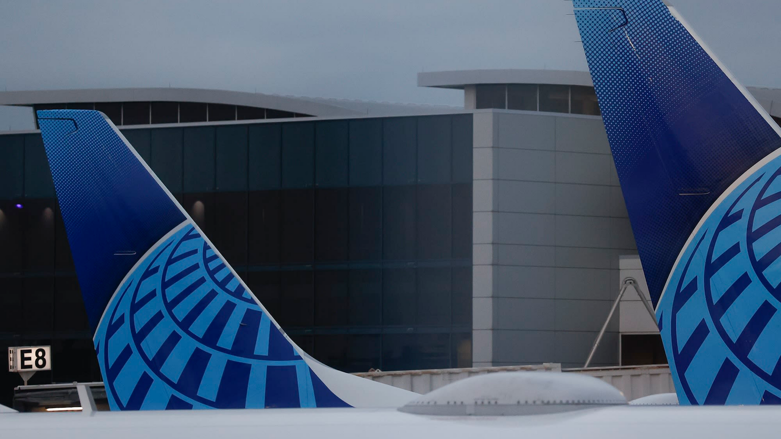 Houston airport news: United flight evacuated after engine issue ...