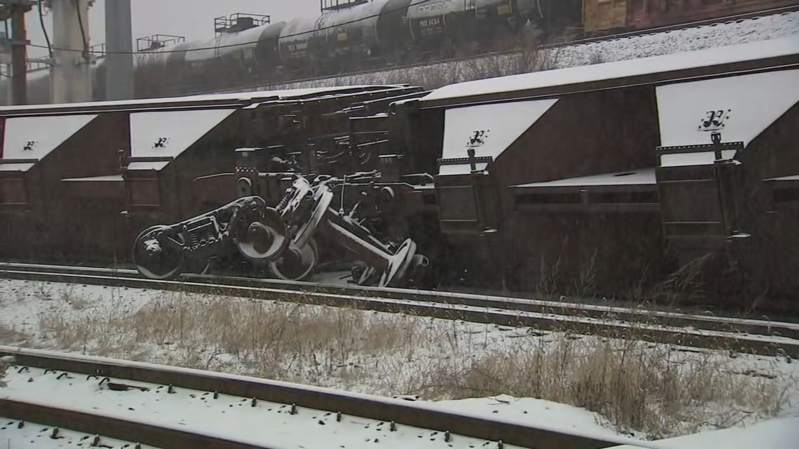 BNSF Freight train derails on West Side near Chicago's Little Village ...