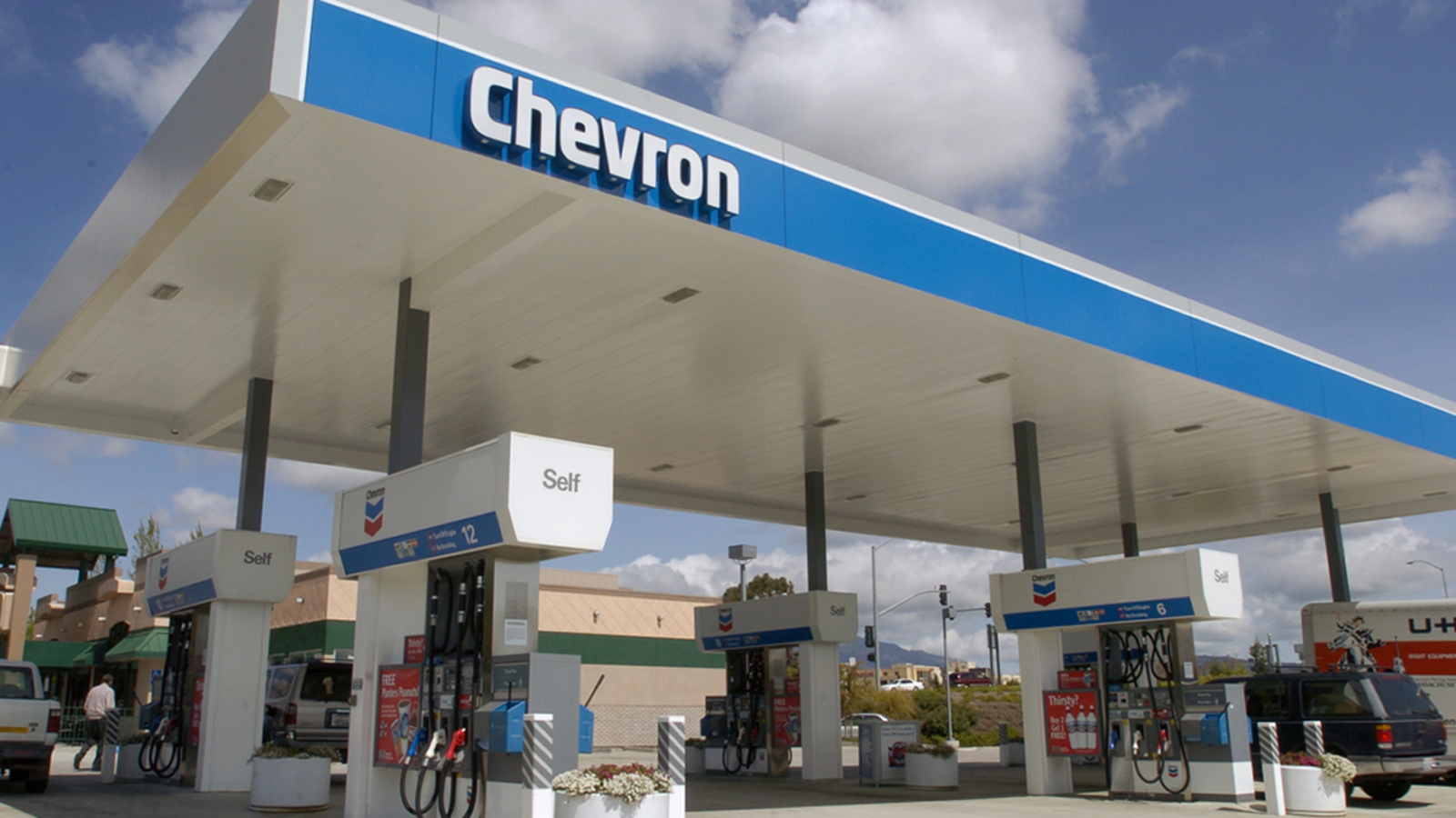 Chevron layoffs: Oil giant plans to let go about 9,000 employees or 15% ...