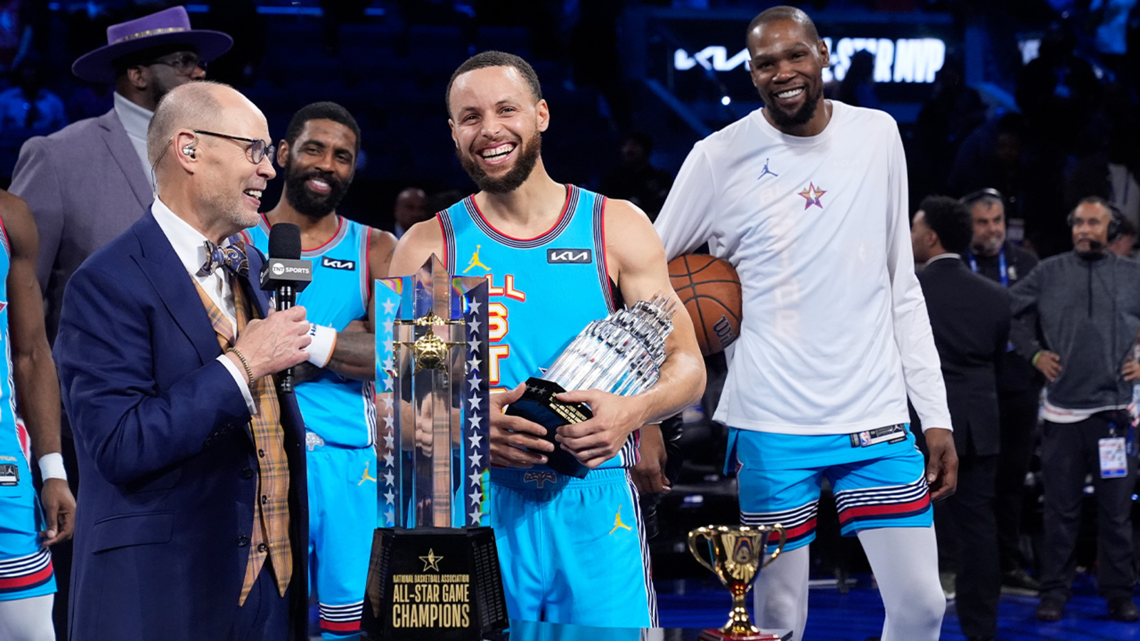NBA All-Star 2025: Stephen Curry nimmt den MVP-Preis mit nach Hause ...