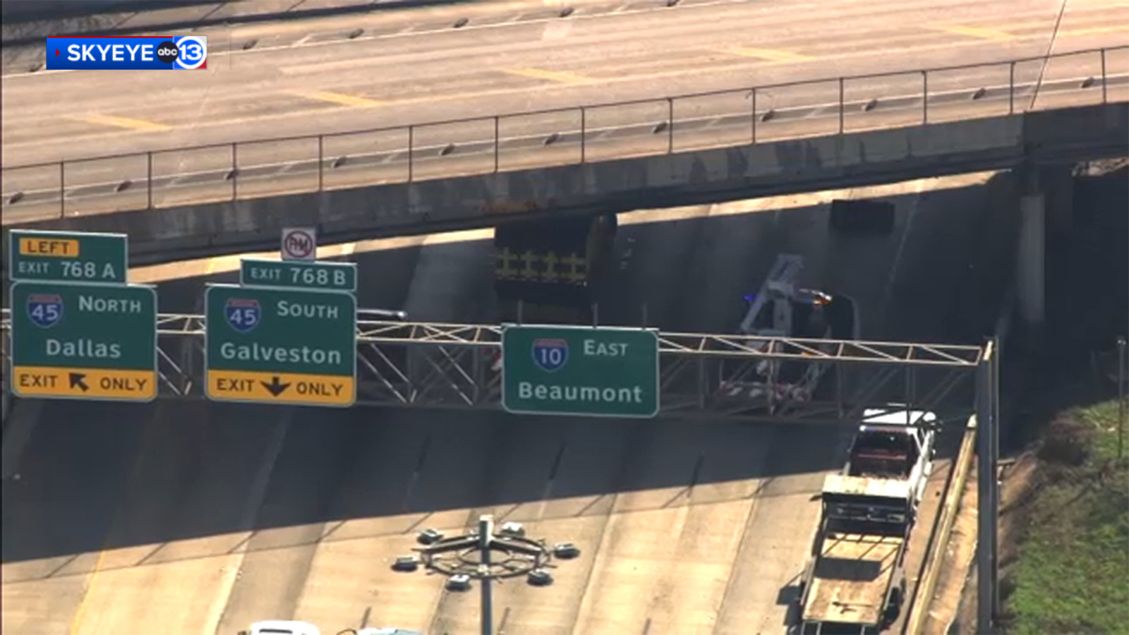 18-wheeler crashes into Houston Avenue Bridge above I-10 Katy Freeway ...