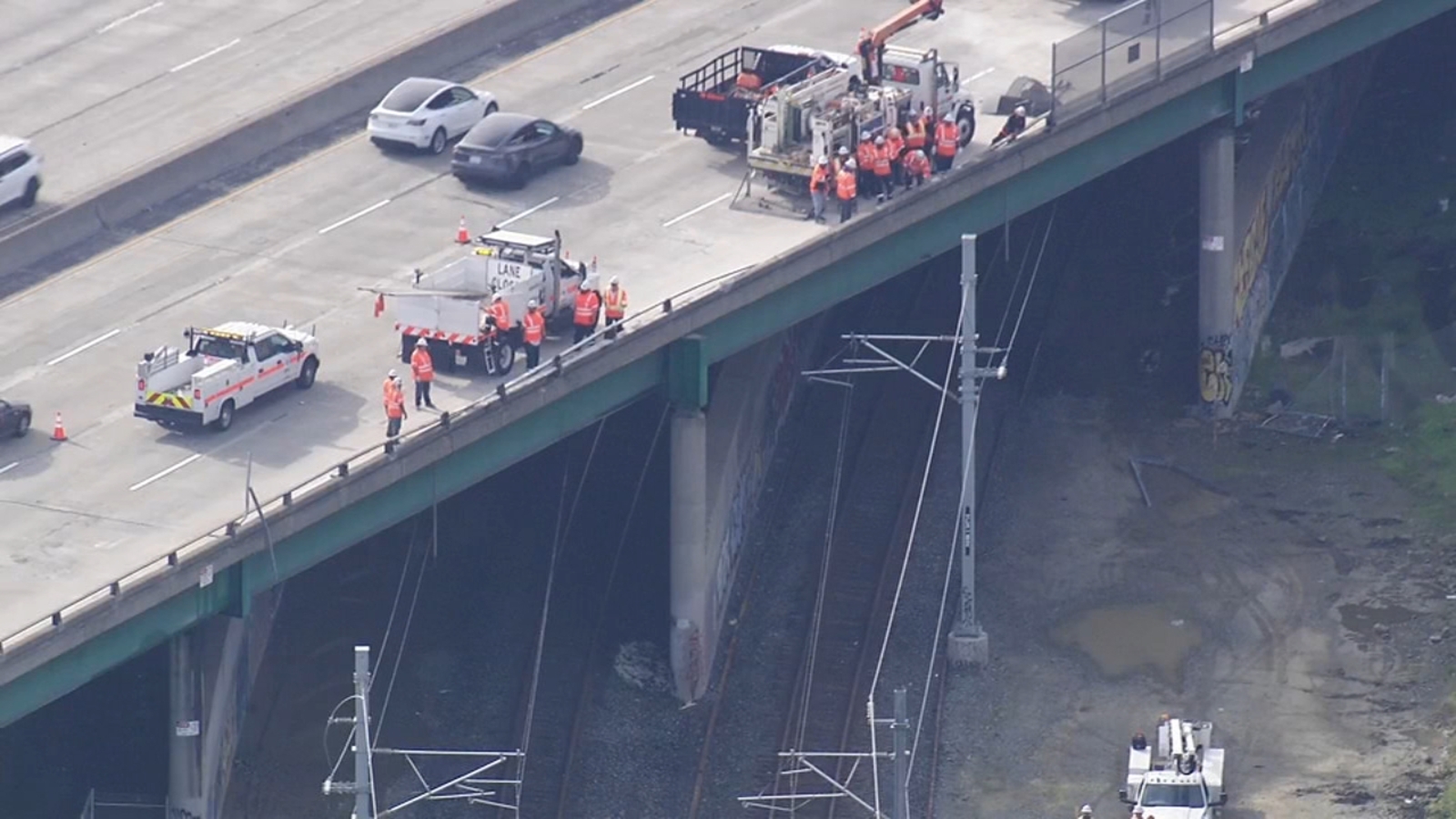 Jackknifed big rig crash on SB 101 near SFO causes fuel spill, traffic ...