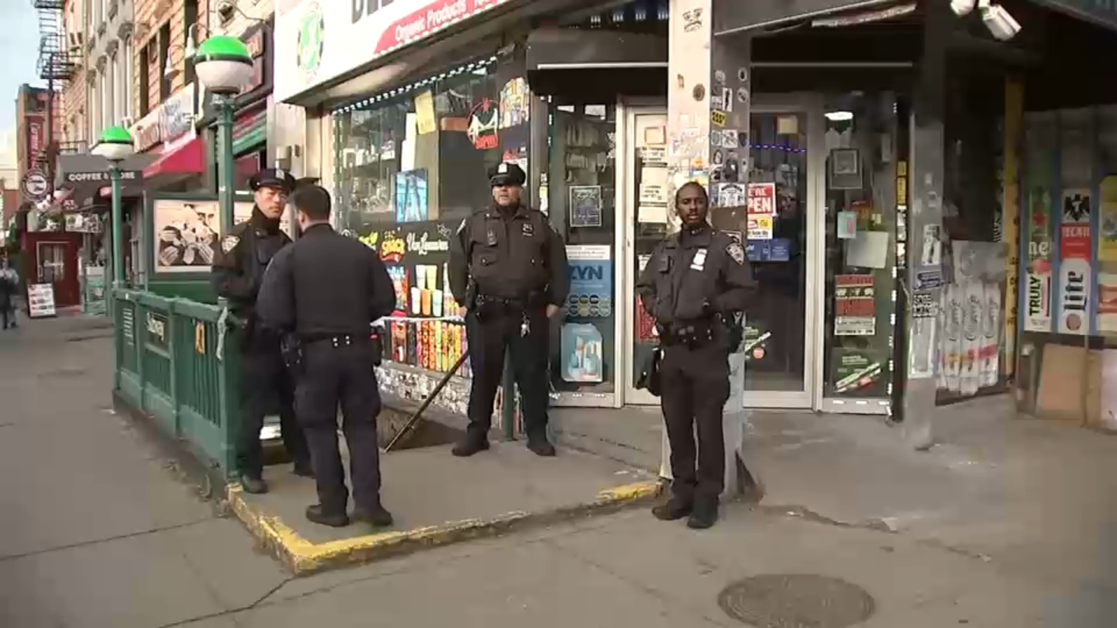 Brooklyn Subway Stabbing Man Stabbed In Shoulder Bitten On Head