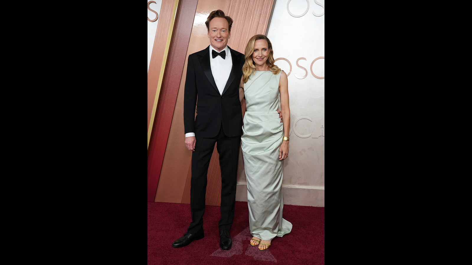 Oscars host Conan O'Brien and wife Liza hit the red carpet - ABC7 Los ...