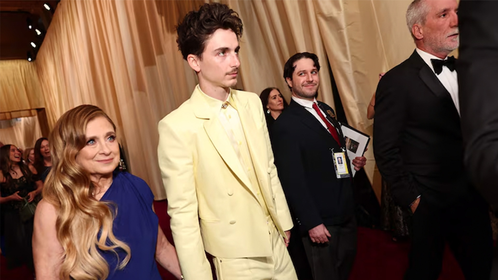 Timothée Chalamet and his mom head into the Dolby Theatre - ABC13 Houston
