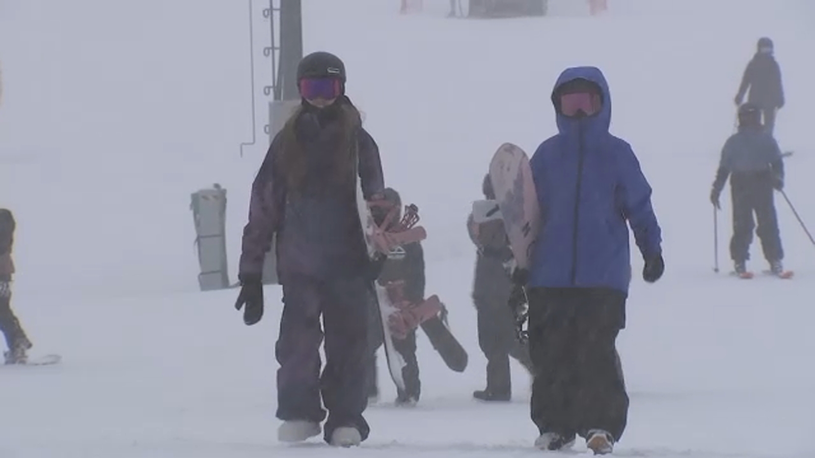 Fresh snow piling up in San Bernardino Mountains - ABC7 Los Angeles