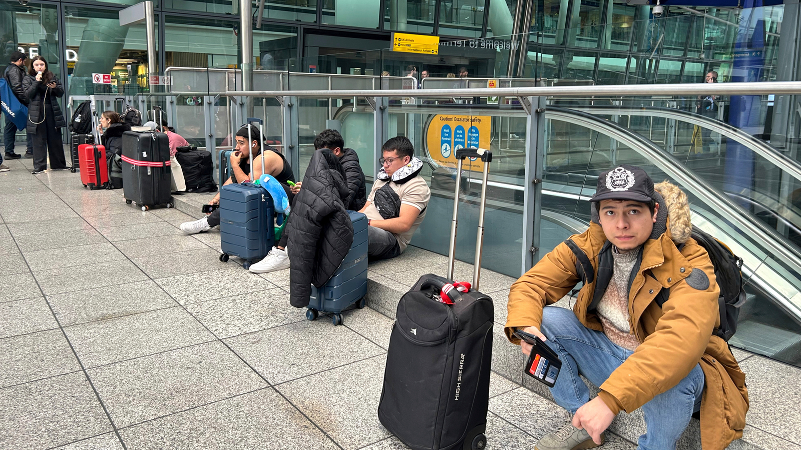 Massive fire at London electrical substation closes Heathrow Airport ...