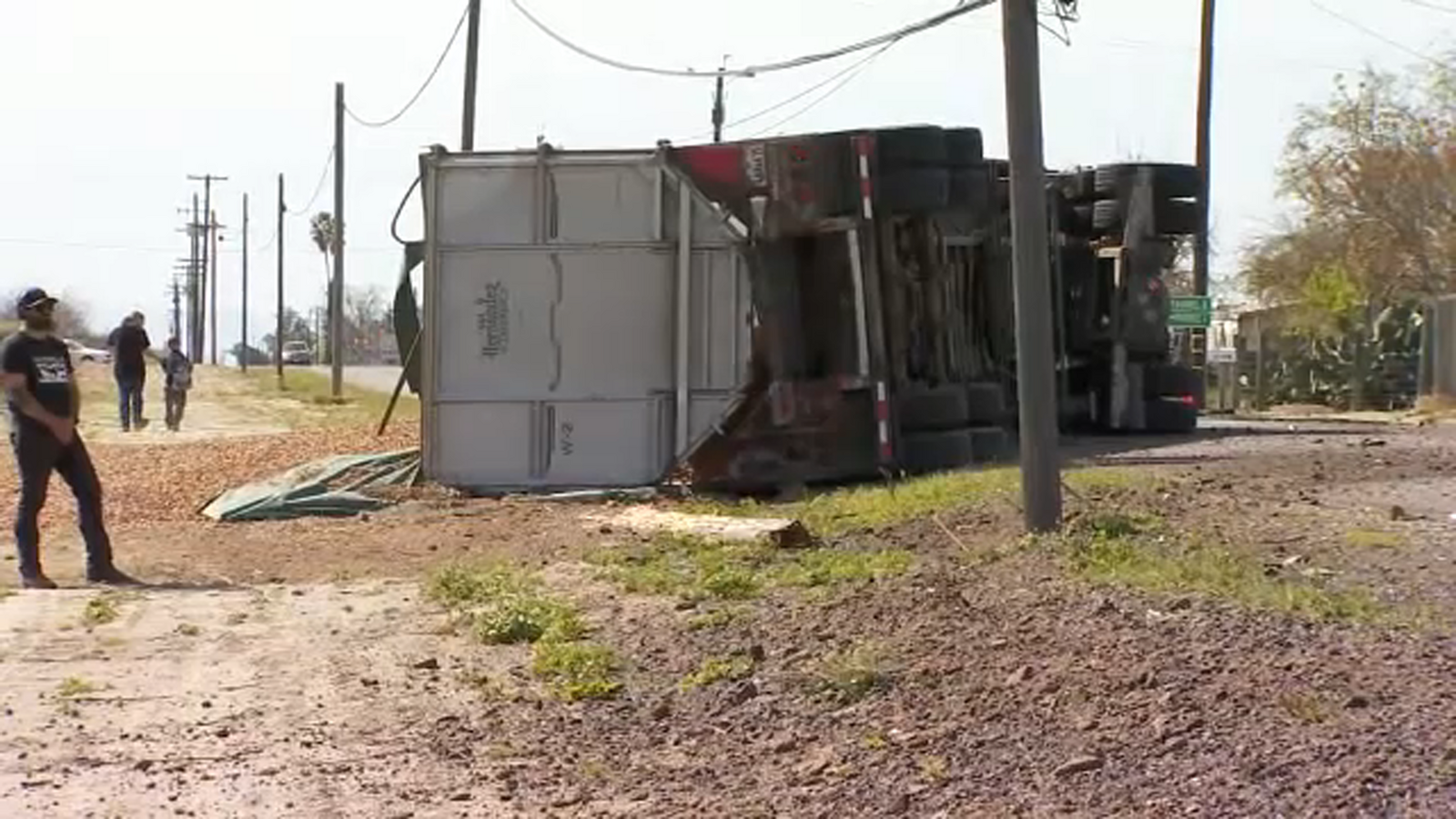 Man killed in crash involving semi-truck near Caruthers, CHP says - ABC30 Fresno