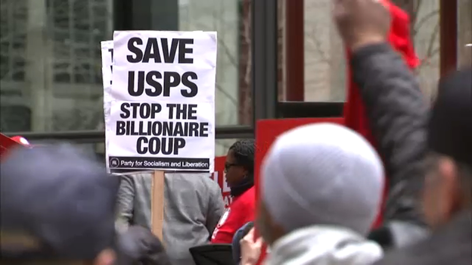 Chicago USPS letter carriers rally in Federal Plaza against Trump's ...
