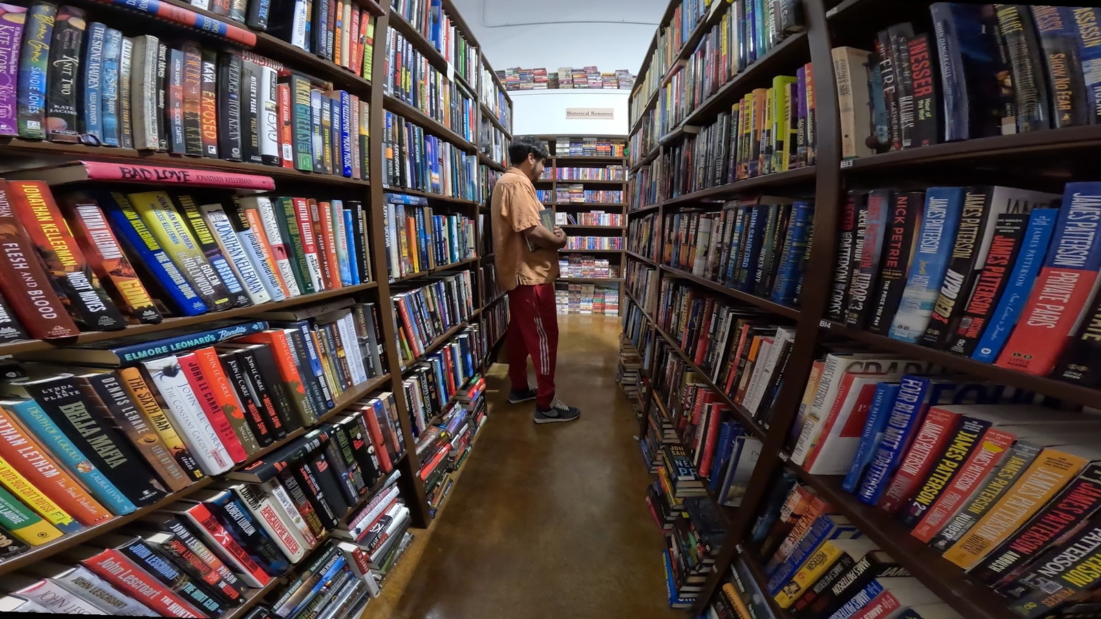 Houston Book Warehouse is a book lover's dream - ABC7 New York