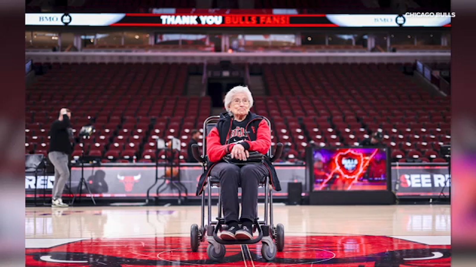 Chicago Bulls fan: 95-year-old woman attends her first Bulls basketball ...