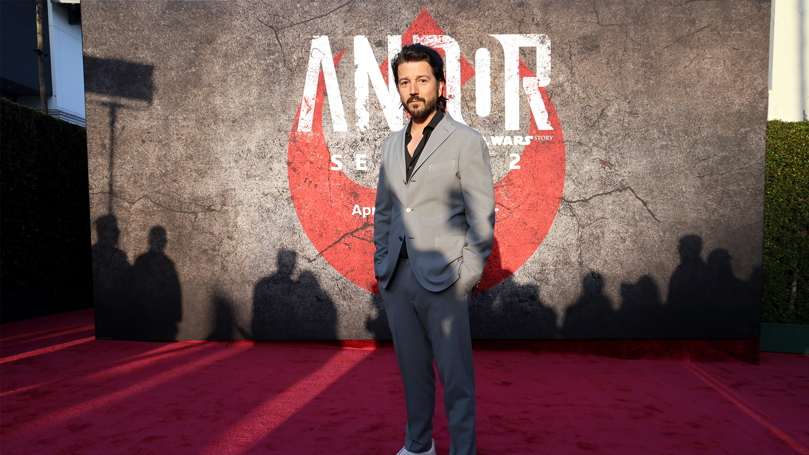 Diego Luna, Stellan Skarsgård y más dan un adelanto de la segunda ...