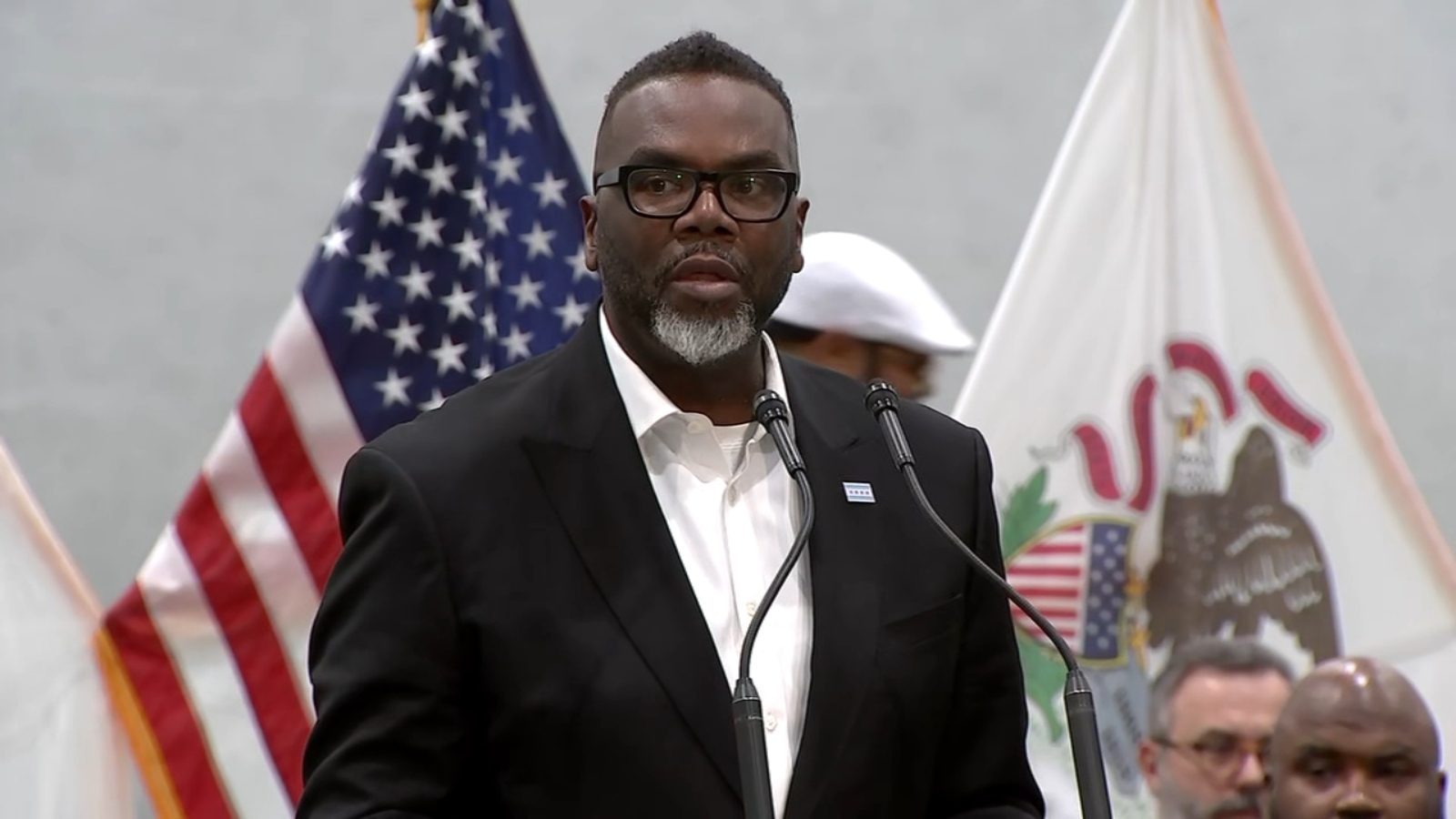 (ABC7 News) Chicago Mayor Brandon Johnson signs 'Right to Protest ...
