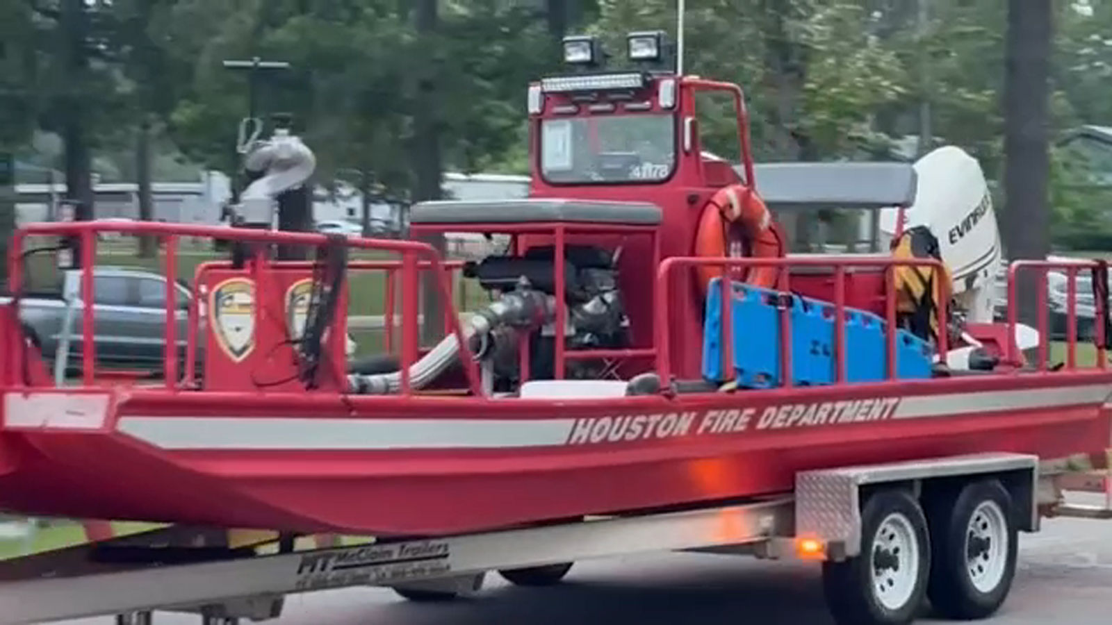 Houston police and fire crews launch water rescue to save man from lake ...