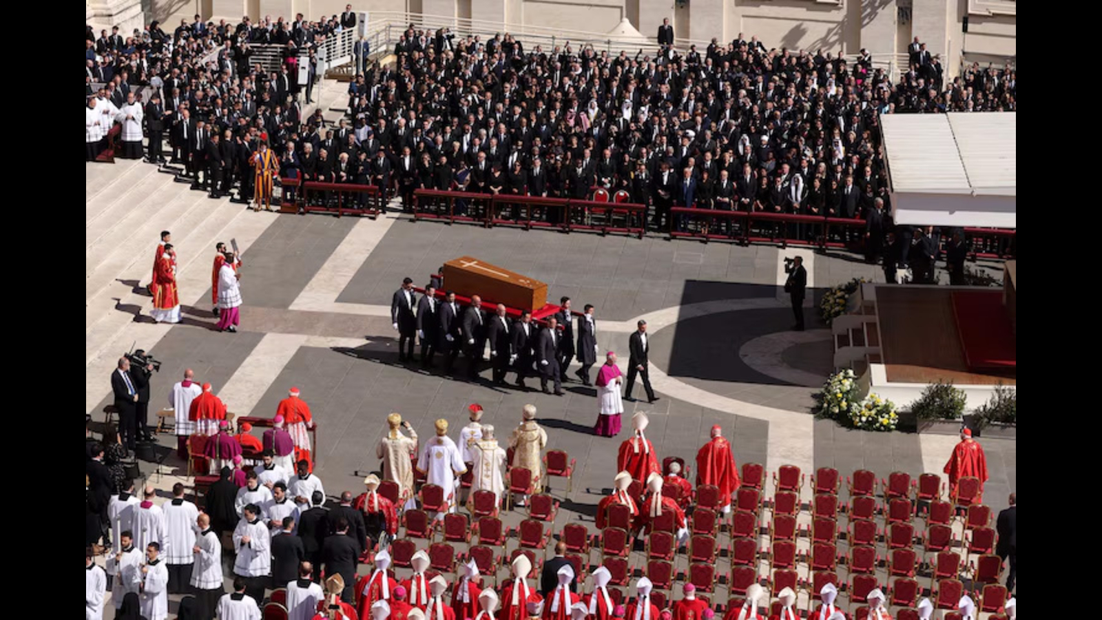 Pope Francis' funeral Mass begins in a packed St. Peter's Square - ABC7 ...